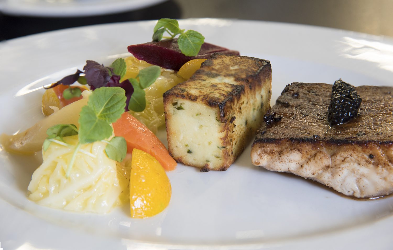 Le pavé d'esturgeon rôti au beurre d’agrumes à la carte du restaurant ...